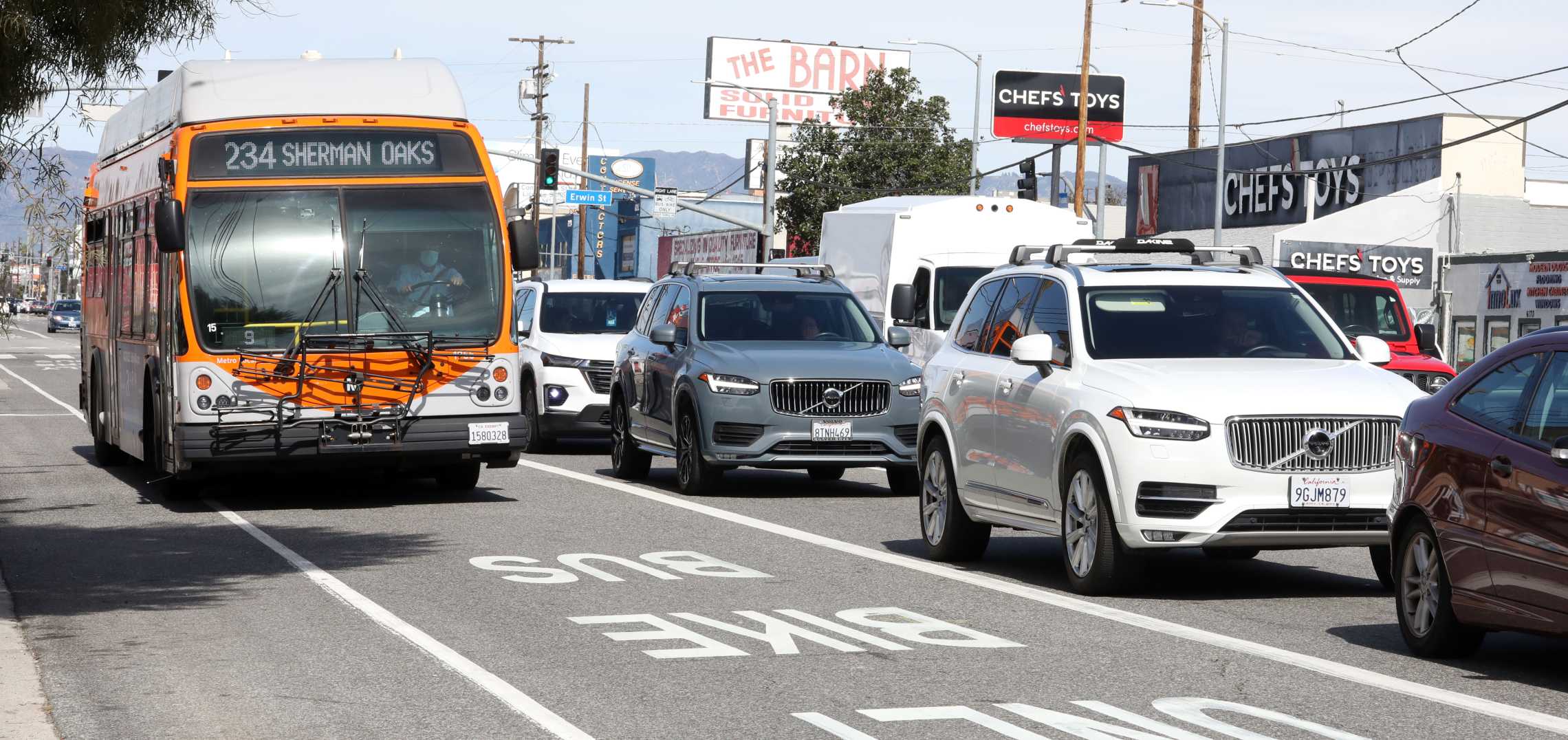 Sepulveda Boulevard bus lanes debut in the Valley | Urbanize LA