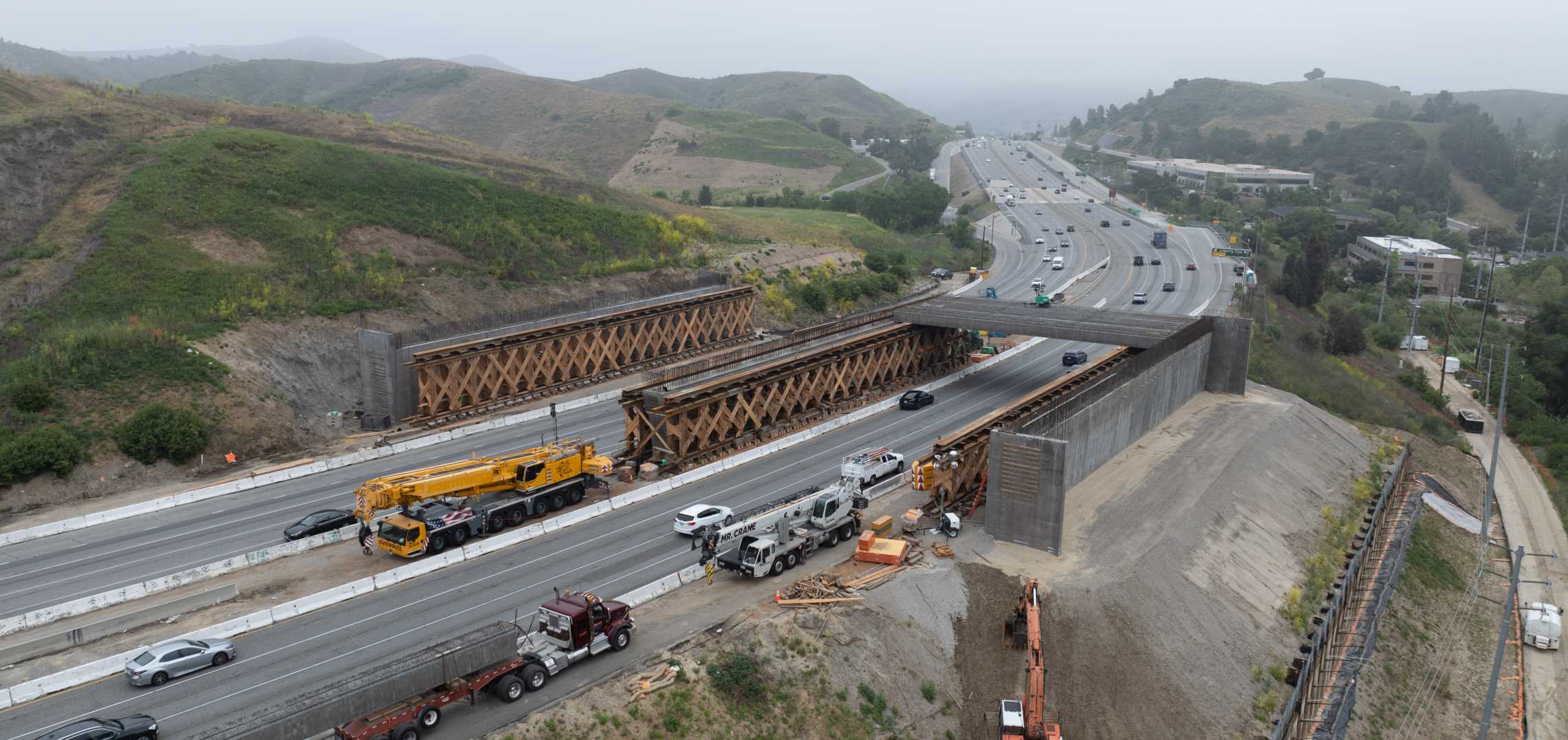 Wildlife crossing takes shape above the 101 Freeway in Agoura Hills ...
